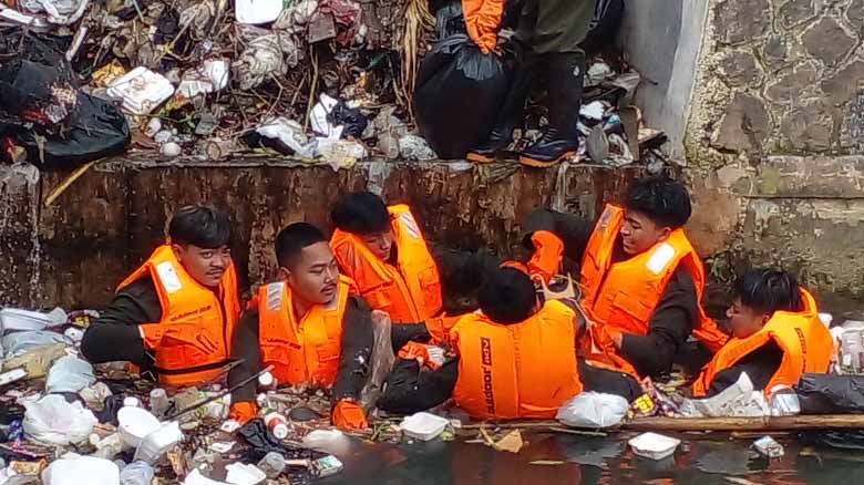 Sampah Sungai Cimulu Sudah Esktrem, Sekali Pungut Dapat 200 Trashbag – Radartasik.id