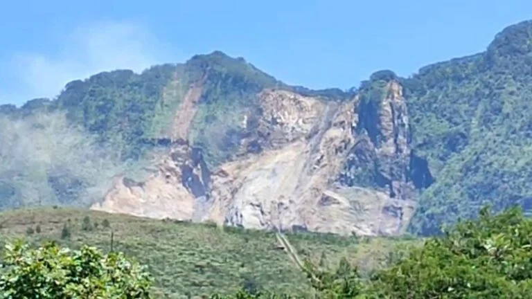 Kondisi Gunung Galunggung Terbaru, Sudah Tak Ada Lagi Longsoran ...