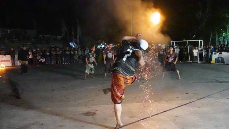 Sepak Bola Api Diikuti 12 Klub dari Pondok Pesantren di Garut ...