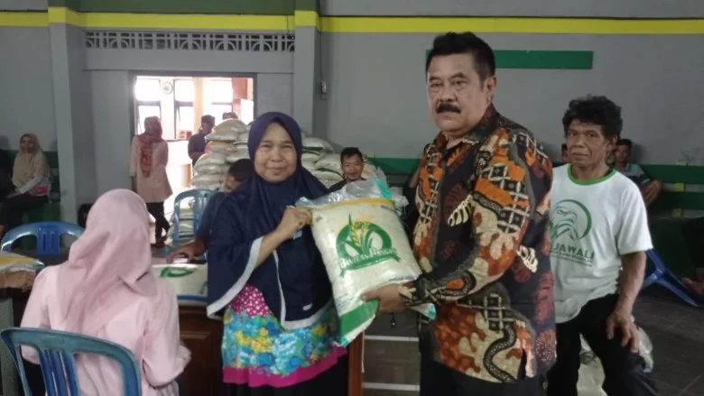 742 Warga Desa Salawu Terima Bansos Beras, Masing-Masing Dapat 10 Kilogram – Radartasik.id