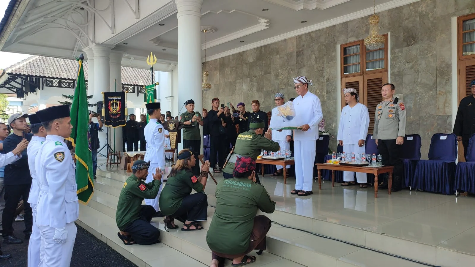 Mahkota Kerajaan Galuh Kembali ke Ciamis Setelah 445 Tahun Dititipkan ...
