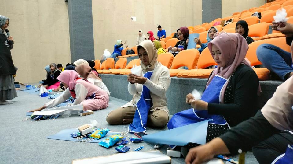 Dosen Unsil Melatih Ibu-Ibu Jadi Penghasil Rupiah – Radartasik.id