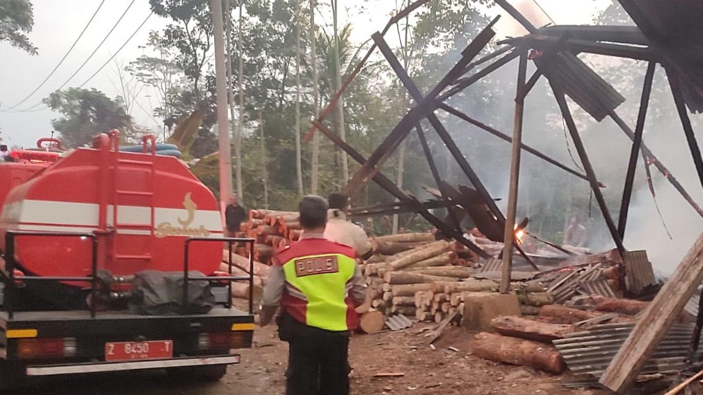 Pabrik Penggergajian Kayu Milik Tatang Terbakar Sebelum Salat Subuh, Bangunan dan Mesin Ludes ...