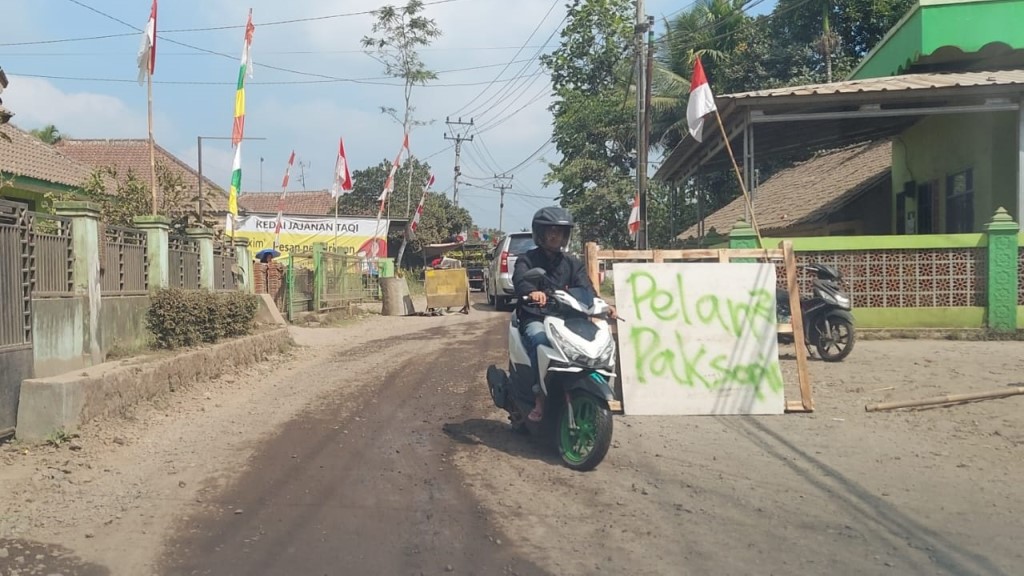 Belasan Tahun Jalan Gunungsari Rusak, Warga Desa Gunungsari Kecamatan Sukaratu Kabupaten ...