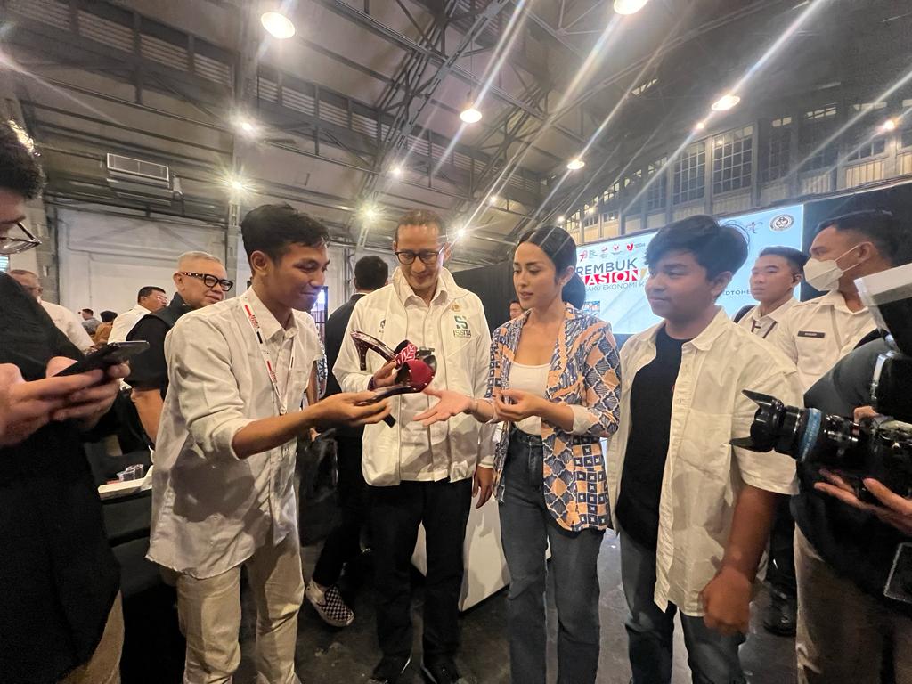 Aktivis KAMMI Kenalkan Kelom Geulis Tasikmalaya ke Sandiaga Uno ...