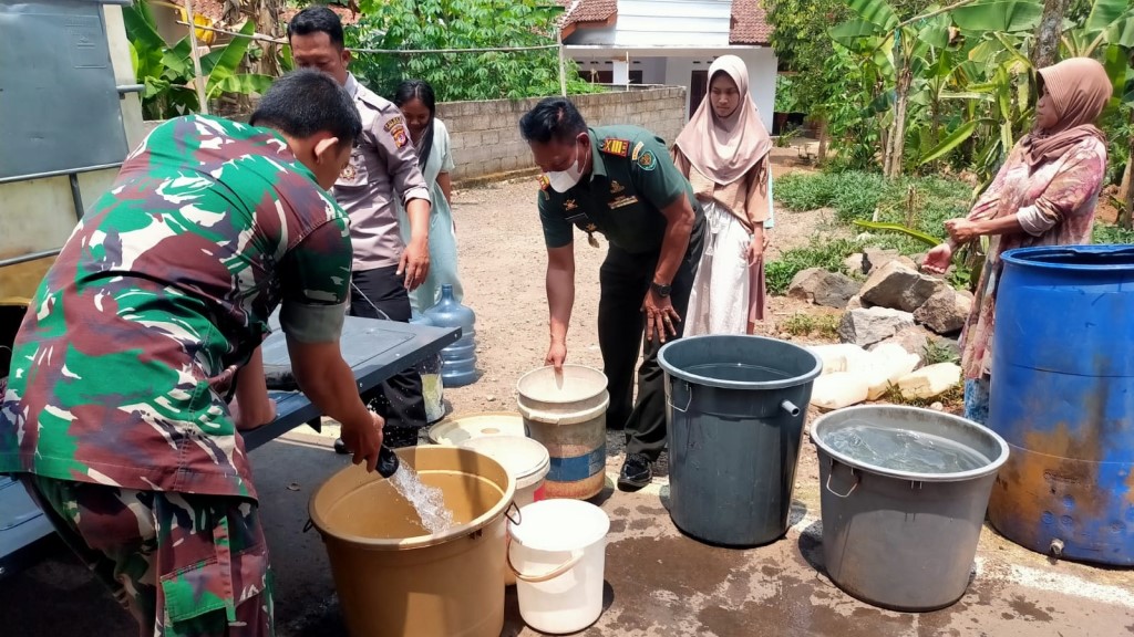 Kemarau Panjang, Koramil dan Polsek Manonjaya Kabupaten Tasikmalaya Distribusikan Bantuan Air ...