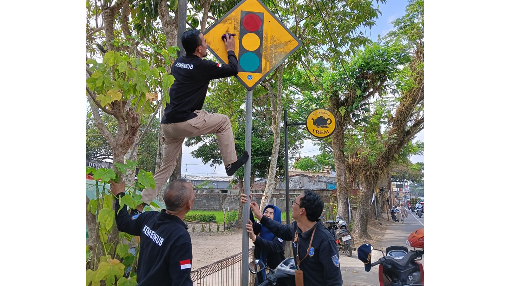 Personel Dishub di Kota Tasik Rela Memanjat Tiang Demi Bersihkan Rambu ...