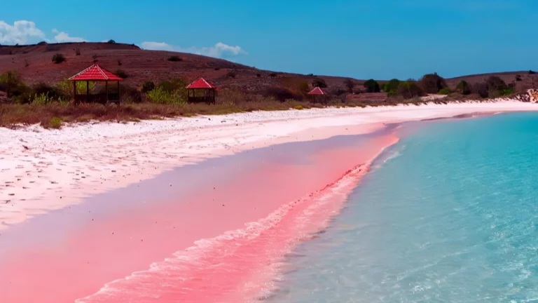 Keajaiban Alam yang Langka, 3 Pantai di Indonesia Ini Berpasir Warna ...
