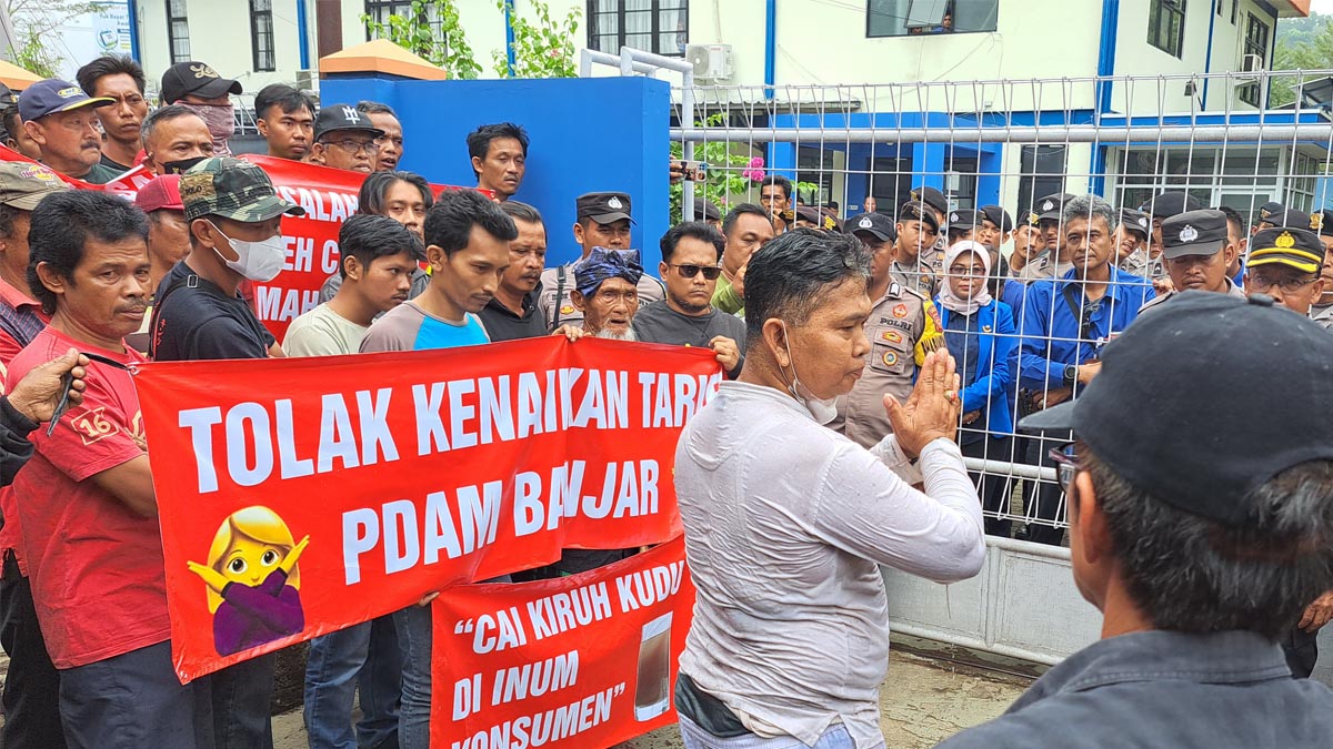 Unjuk Rasa di Kota Banjar, Massa Mandi Air Keruh di Depan PDAM, Minta Kualitas Diperbaiki ...