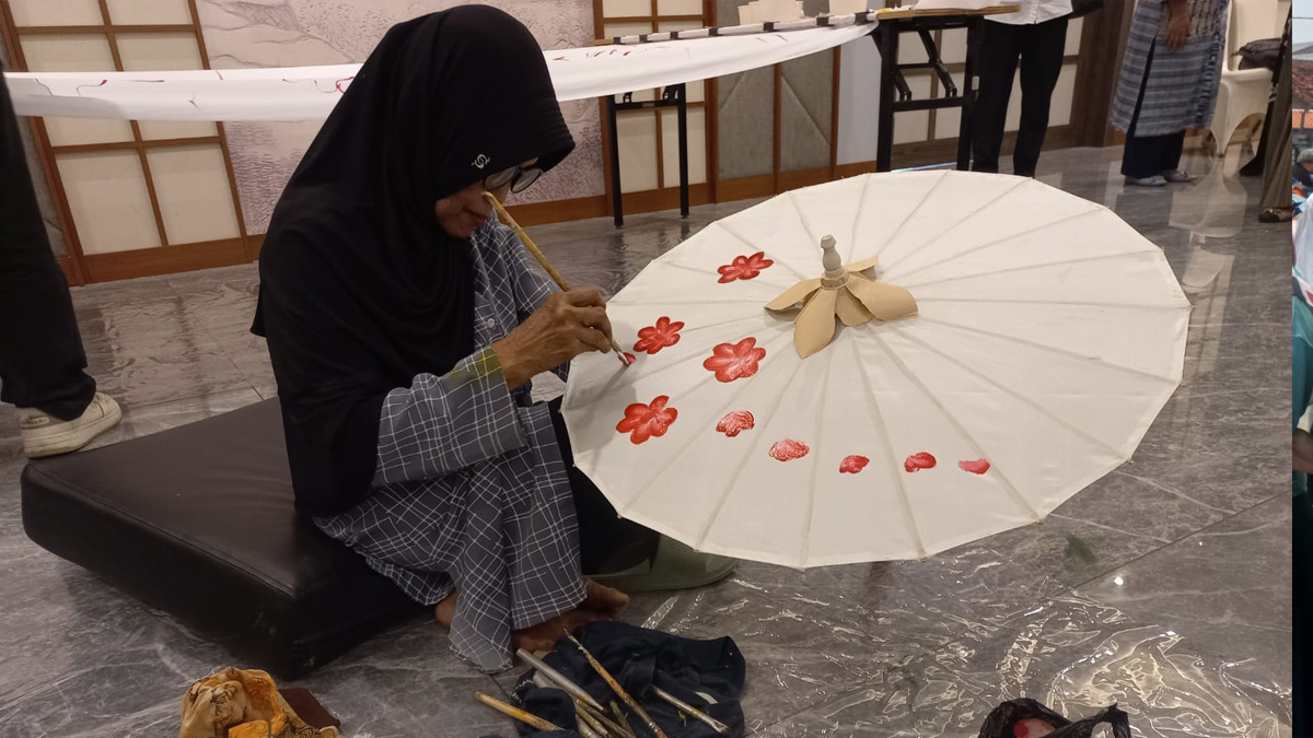 Melukis Payung Geulis, Mak Iyah Gunakan Koas Khusus dari Rambutnya ...