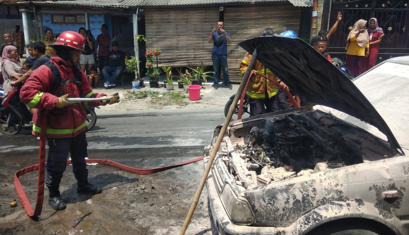 1 Unit Mobil Sedan Terbakar di Kawalu Kota Tasikmalaya – Radartasik.id