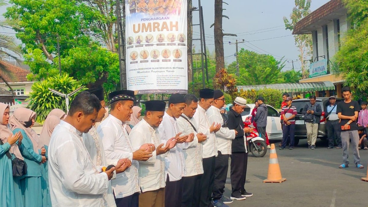 11 Guru dan Tenaga Kependidikan Al Muttaqin Kota Tasikmalaya ...