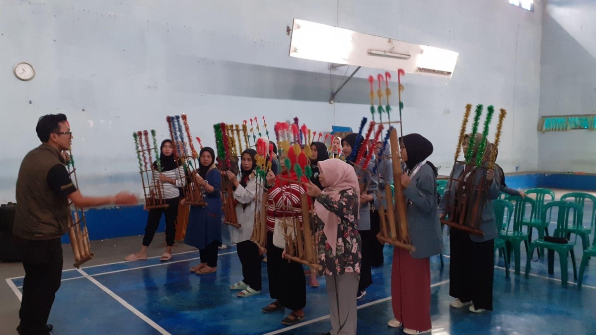 D’Krest UPI Kampus Tasikmalaya Merawat Tradisi Angklung Badud ...