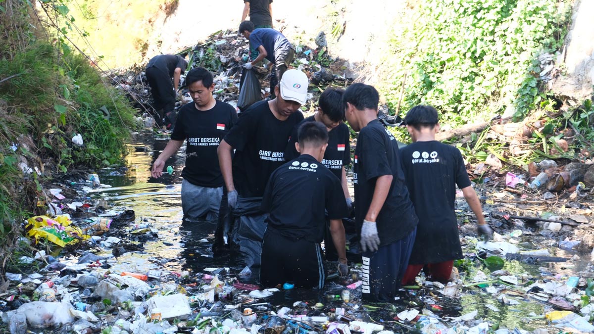 Pemuda di Garut Bersihkan Sungai dari Sampah, Garut Berseka: Tak Cukup Banyak Kata, Harus Aksi ...