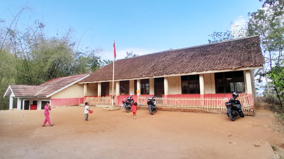 PILU! Sekolah di Garut Ini Siswanya Belajar Lesehan, 13 Tahun Tak Punya ...