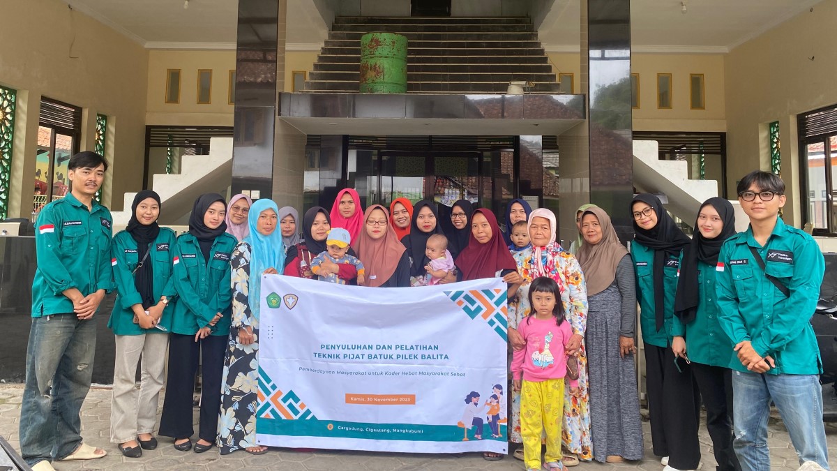 Mahasiswa FIK Unsil Ajarkan Teknik Pijat Batuk Pilek Balita kepada ...