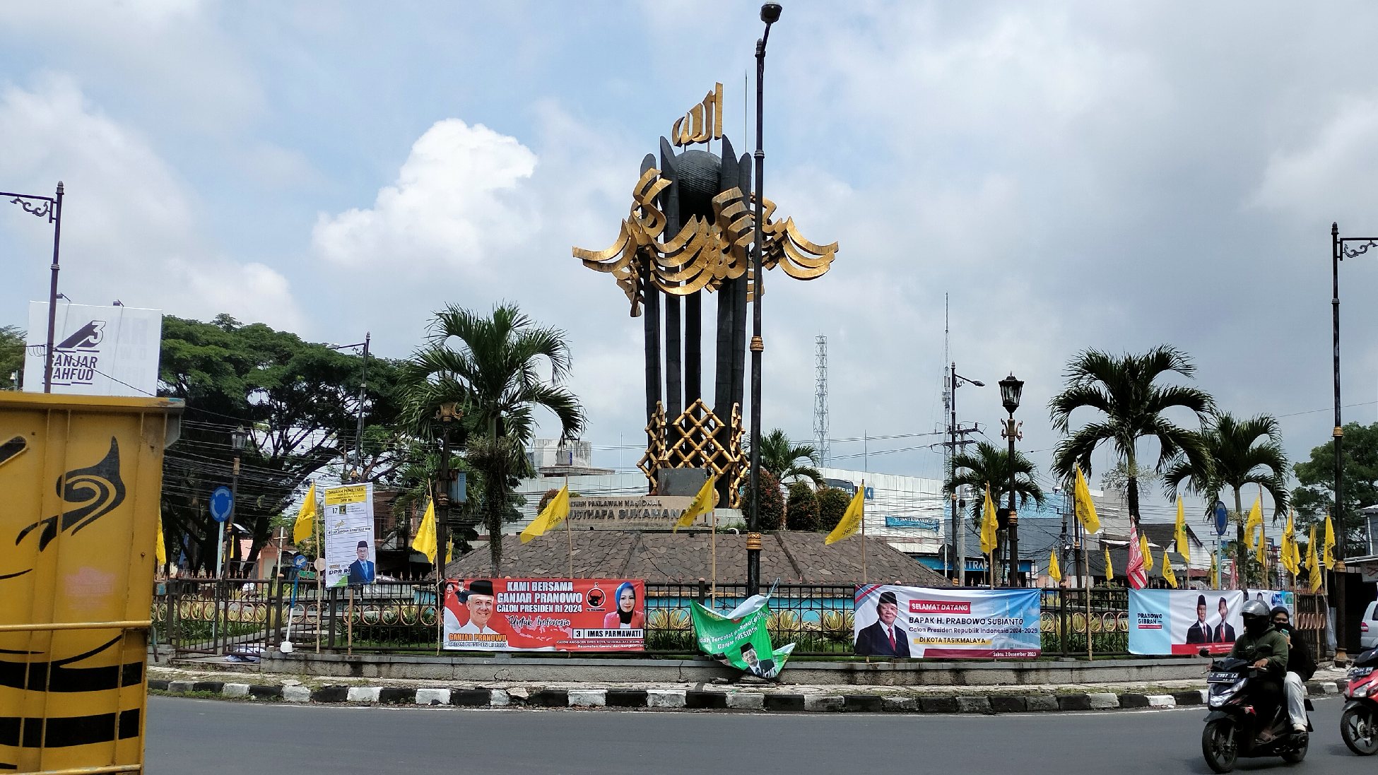 Ulama Tasikmalaya Protes, Tugu KH Zainal Mustofa Dipenuhi Spanduk ...