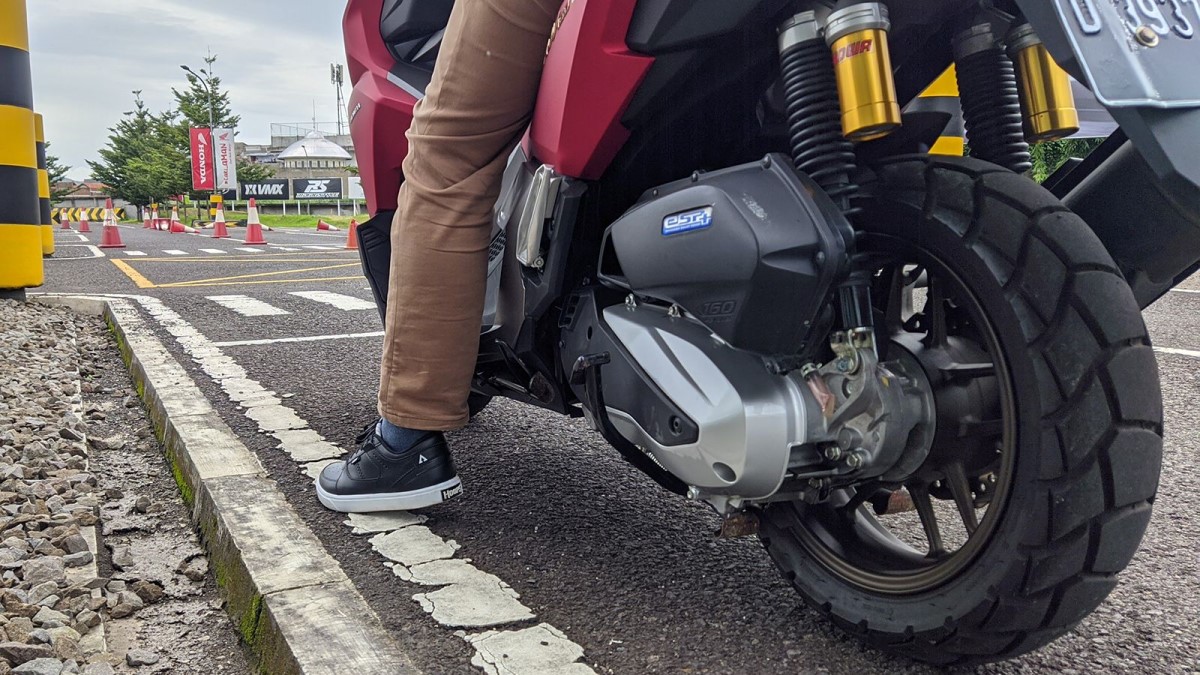 Berhenti Pas Naik Motor, Turun Pakai Kaki Kiri atau Kanan Duluan? Ini ...