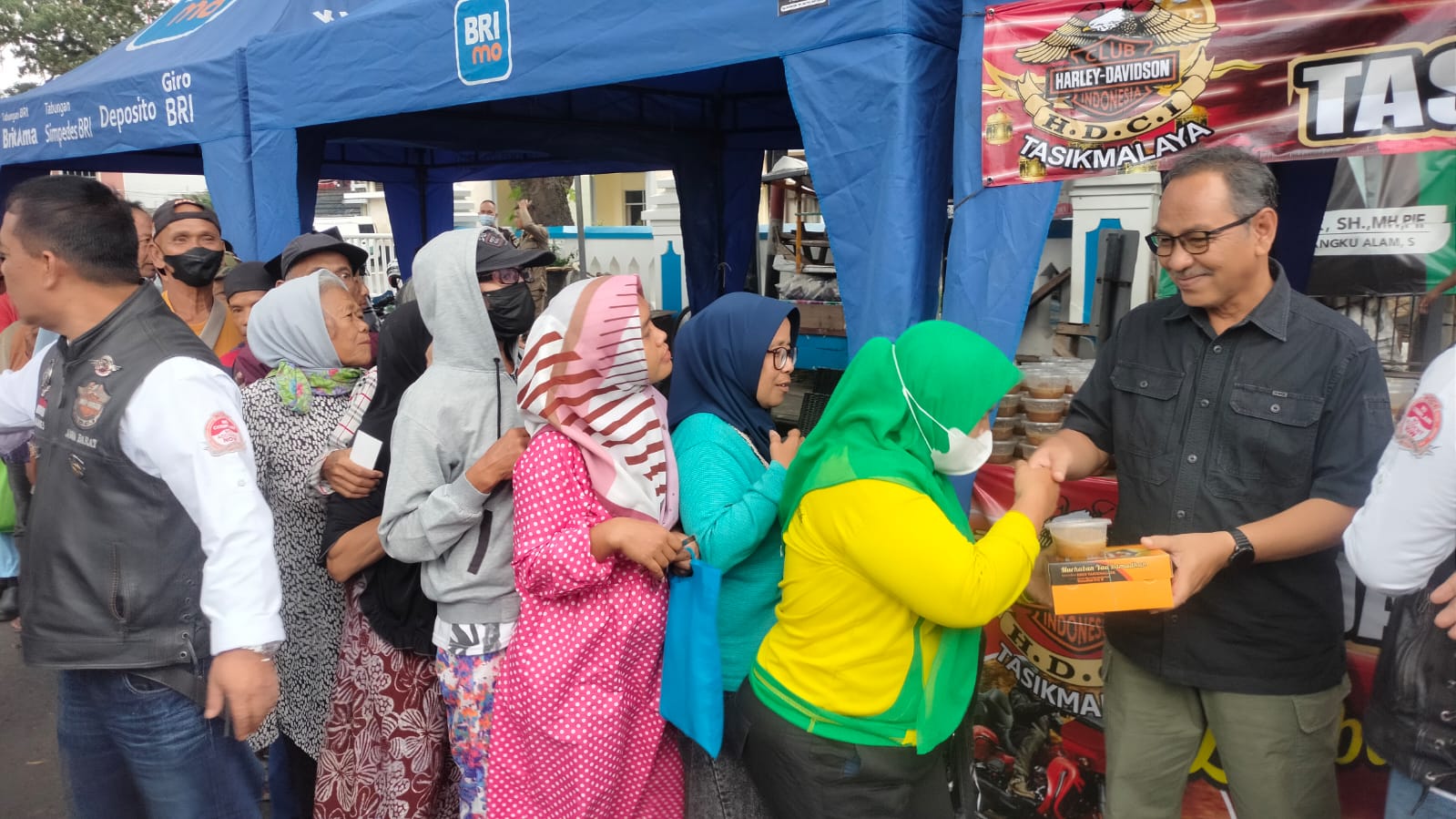 Hari Pertama Ramadhan, Ivan Dicksan dan HDCI Tasikmalaya Bagikan Nasi ...