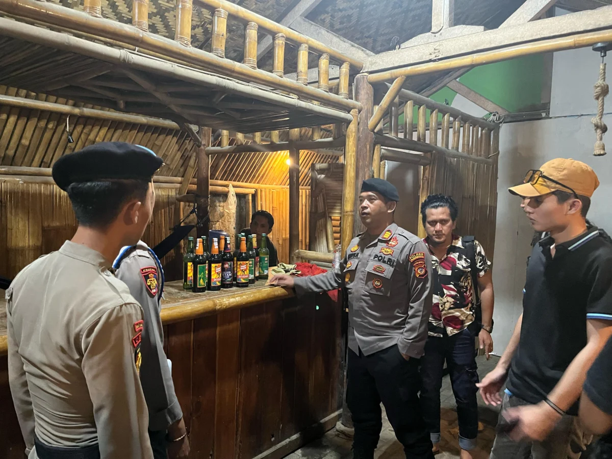 Tim Gabungan Razia Tempat Hiburan Malam di Pangandaran, Ratusan Miras Ilegal Disita – Radartasik.id